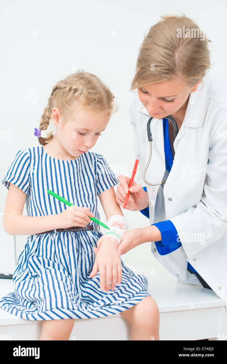 Child drawing doctor hi-res stock photography and images - Alamy