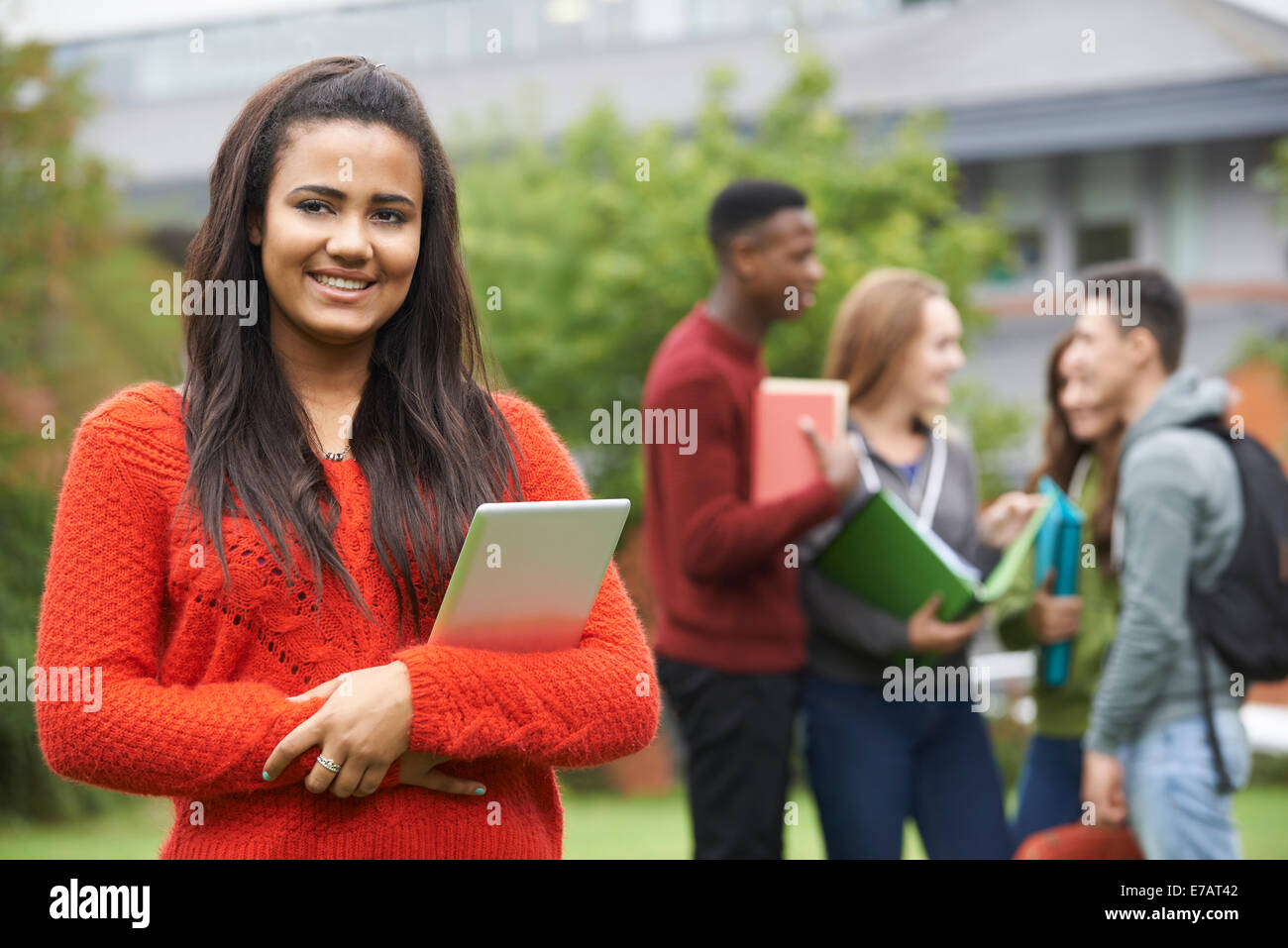 Group women outside building hi-res stock photography and images - Alamy