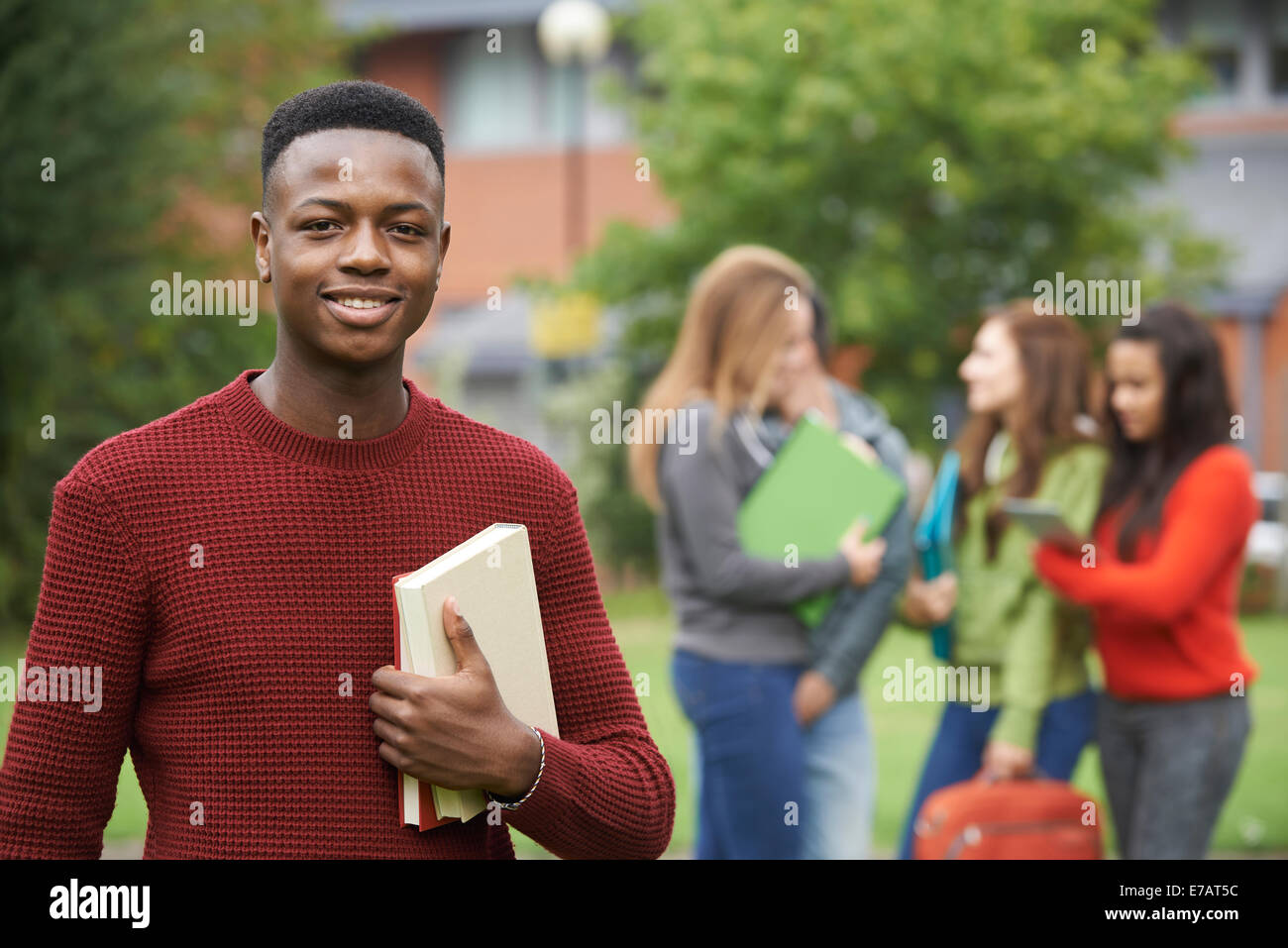 Group women outside building hi-res stock photography and images - Alamy
