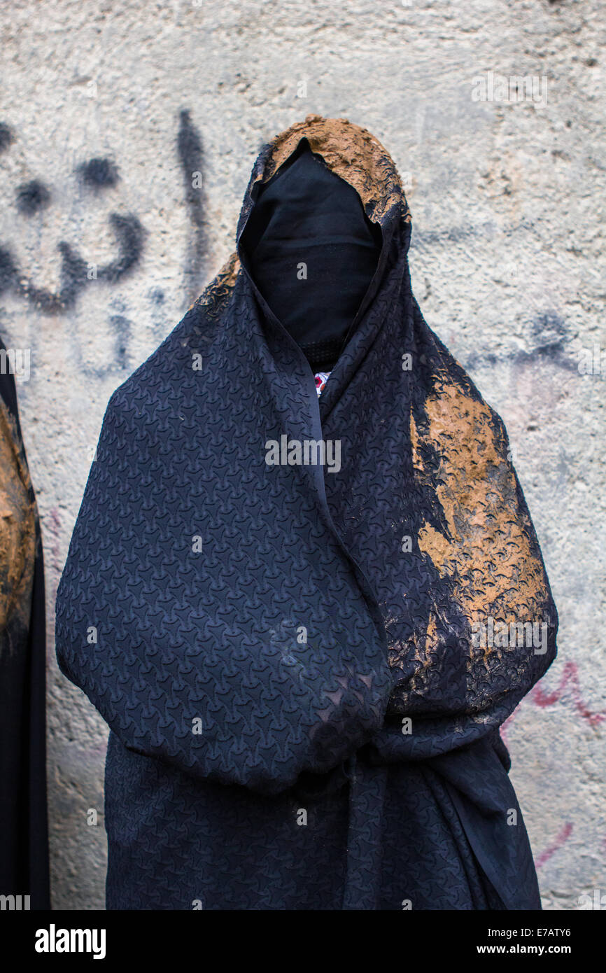 Woman wearing burqa in prayer hi-res stock photography and images - Alamy