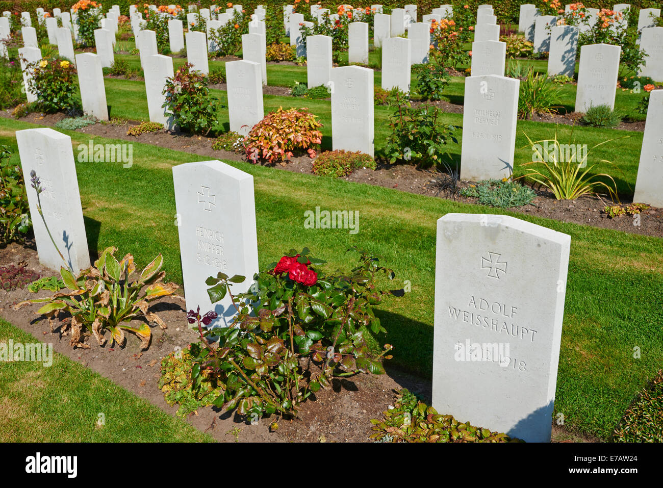 World war 2 graves hi-res stock photography and images - Alamy