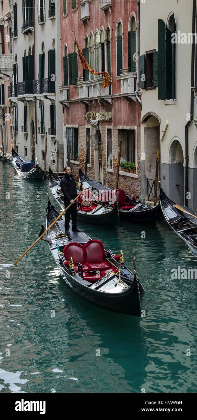 Italy Venice Zattere Rio di San Vio gondola gondoliere Stock Photo - Alamy
