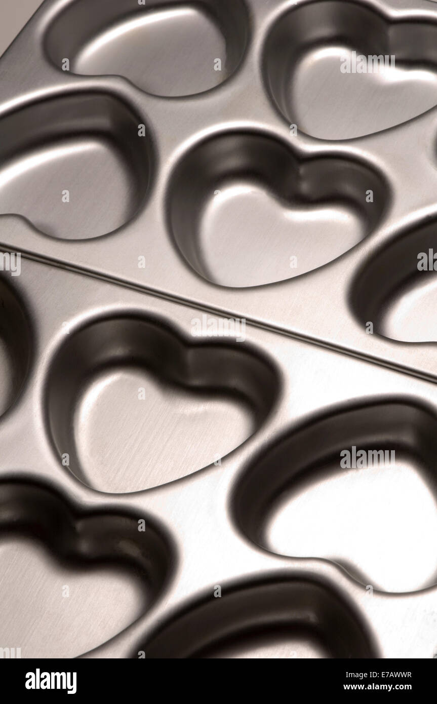 Muffin tin tray in shape of hearts Stock Photo - Alamy