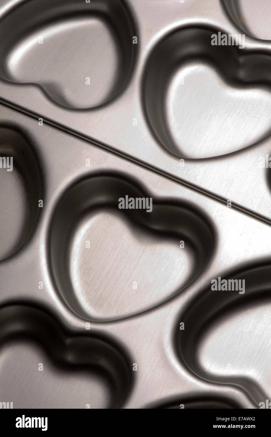 Muffin tin tray in shape of hearts Stock Photo - Alamy