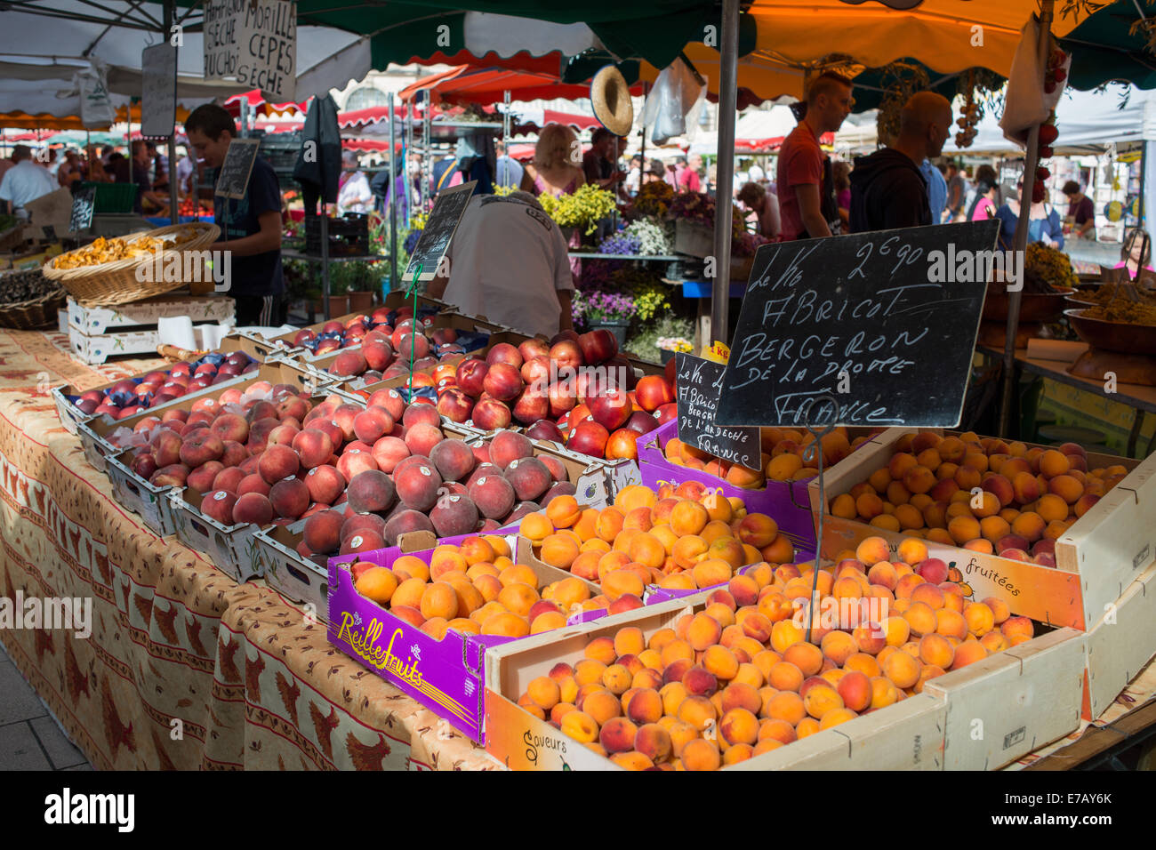 Saturday market in Beaune, Dordogne, France Stock Photo - Alamy