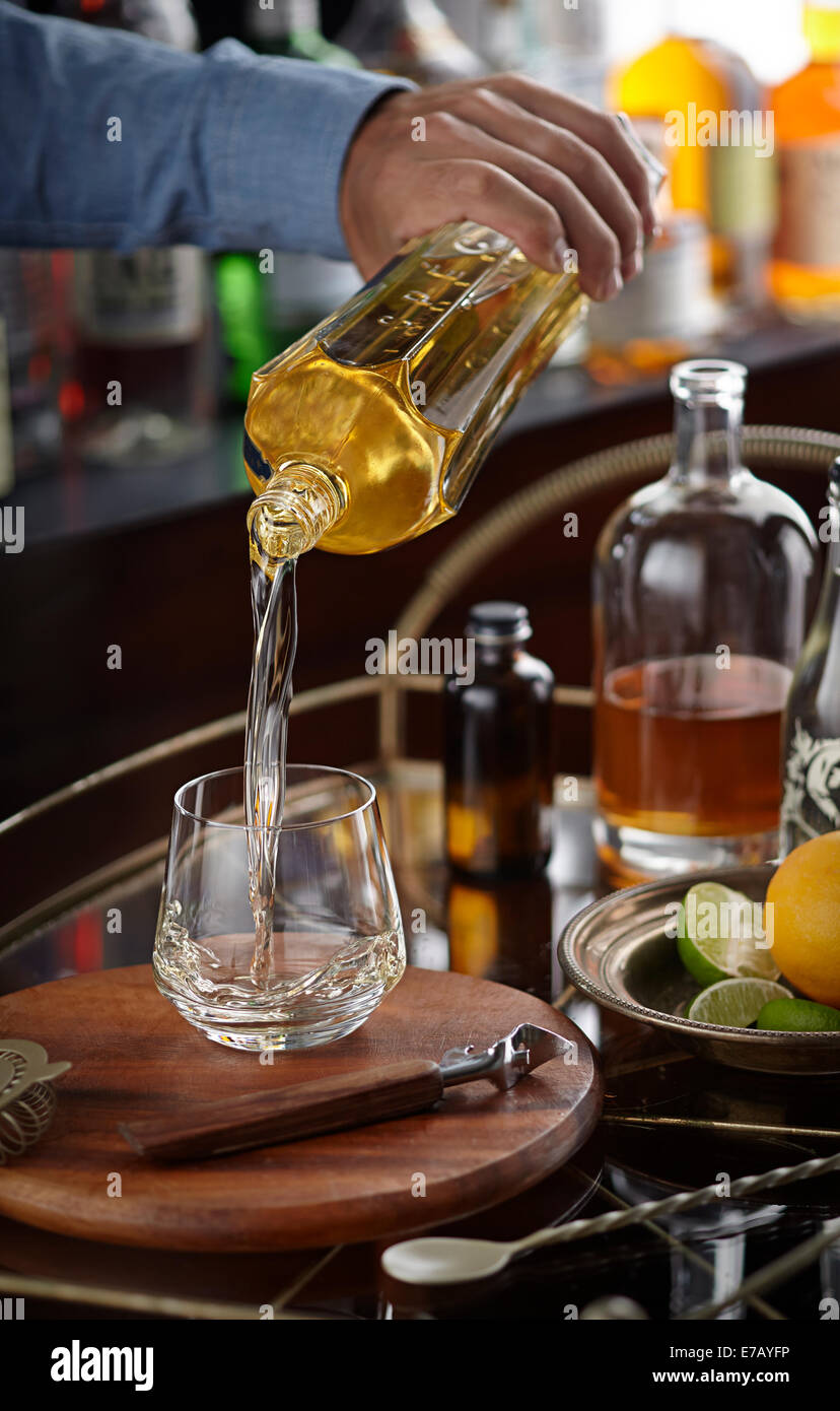 Whiskey pour hi-res stock photography and images - Alamy