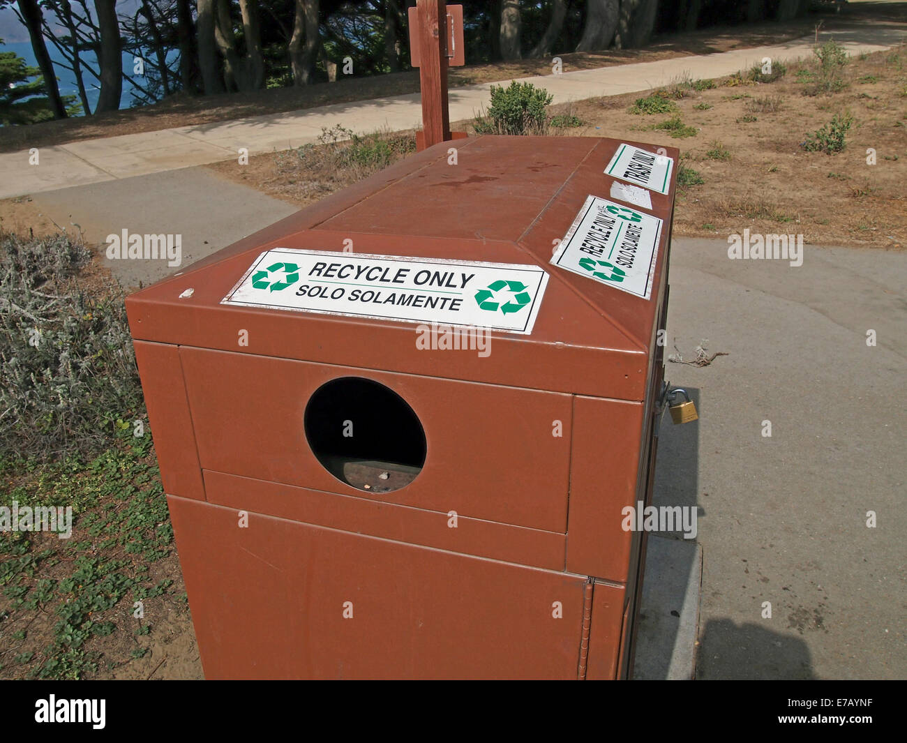RECYCLE ONLY, SOLO SOLAMENTE, container Stock Photo - Alamy