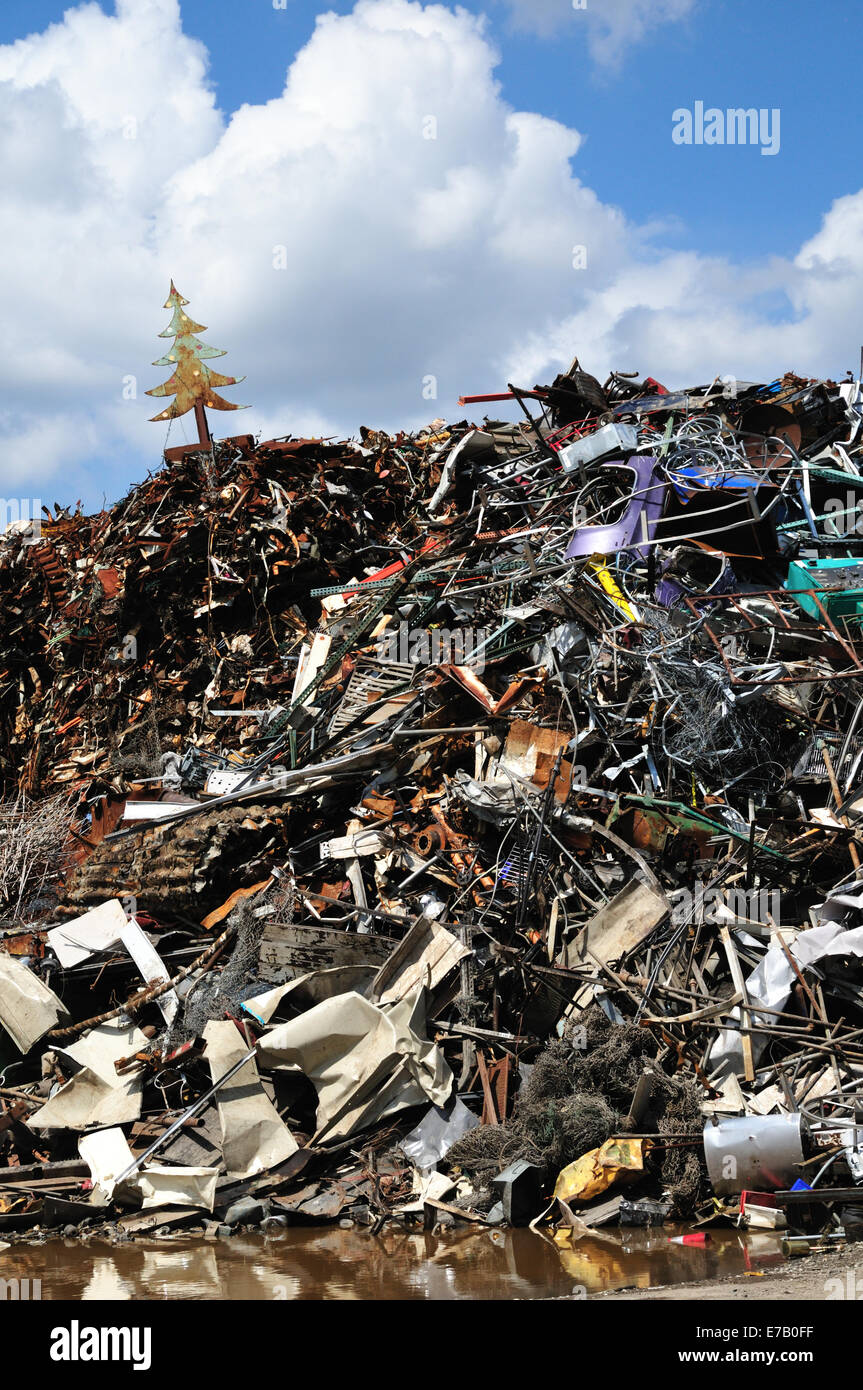 Pile of scrap metal at a junkyard Stock Photo - Alamy