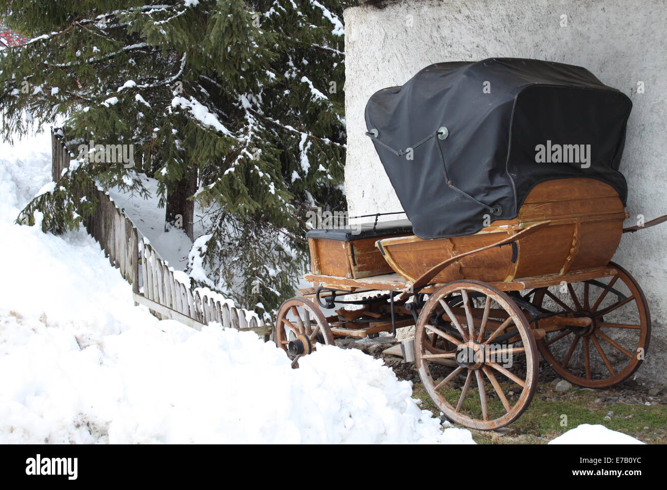 Horse and wagon snow hi-res stock photography and images - Alamy