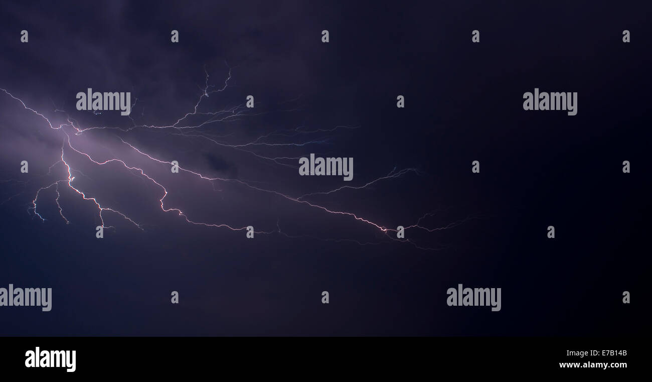Streak lightning hi-res stock photography and images - Alamy