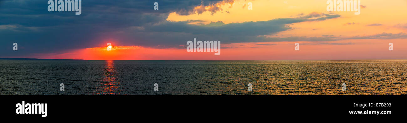 Ocean horizon sky atlantic canada hi-res stock photography and images ...