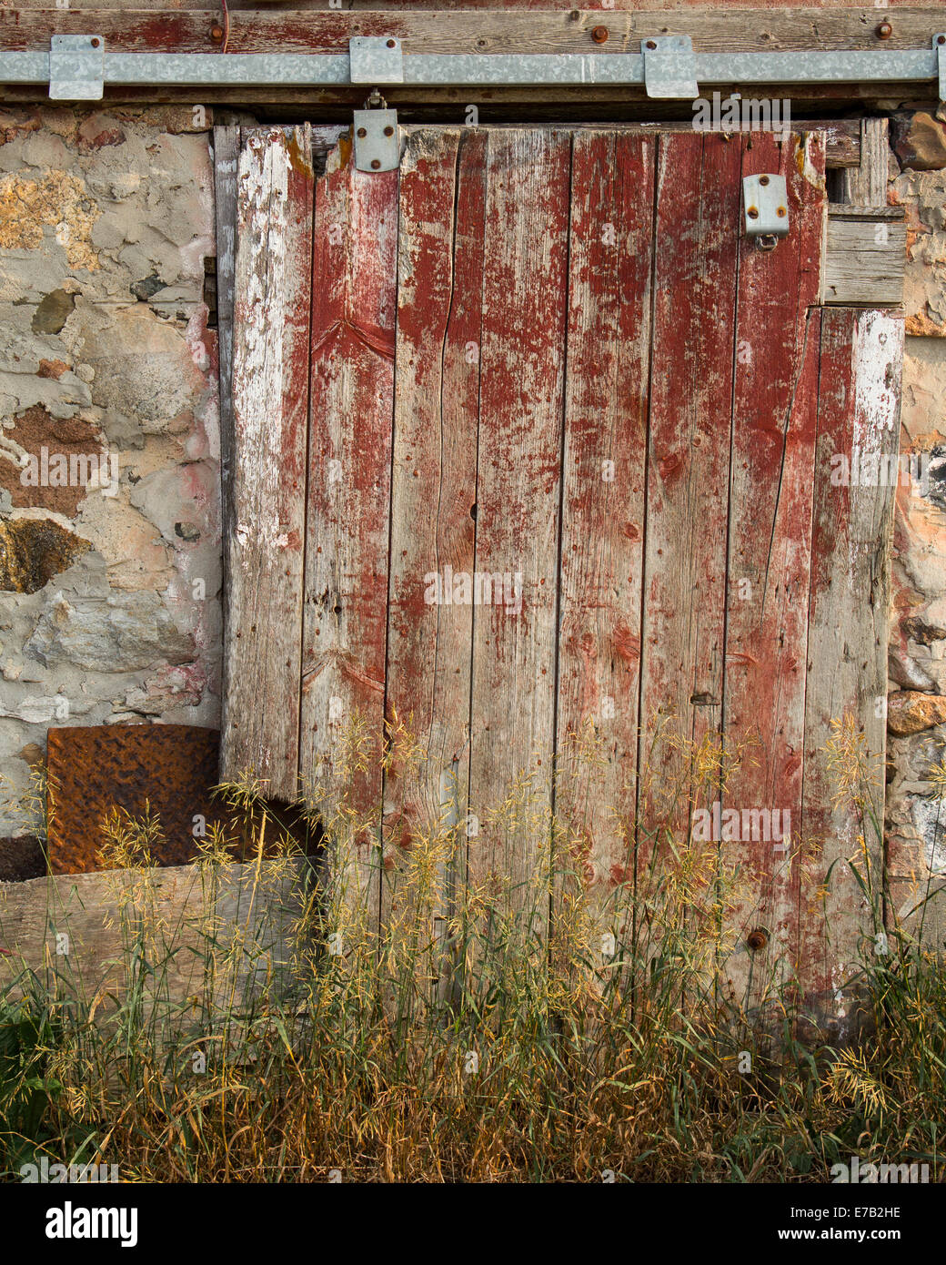 Textured barn door from a weathered barn Stock Photo - Alamy