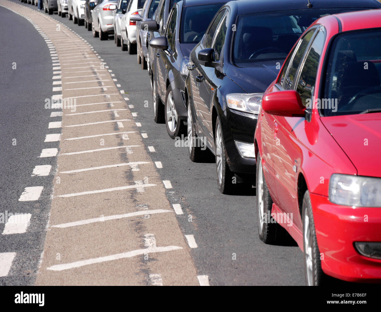 Line of cars parked on street hi-res stock photography and images - Alamy