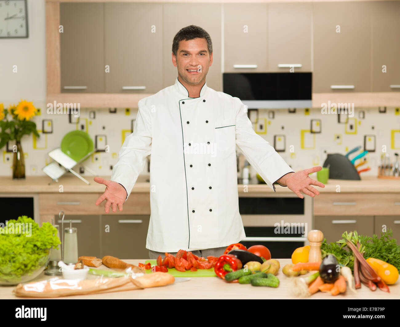 Professional chef cutting vegetables hi-res stock photography and ...