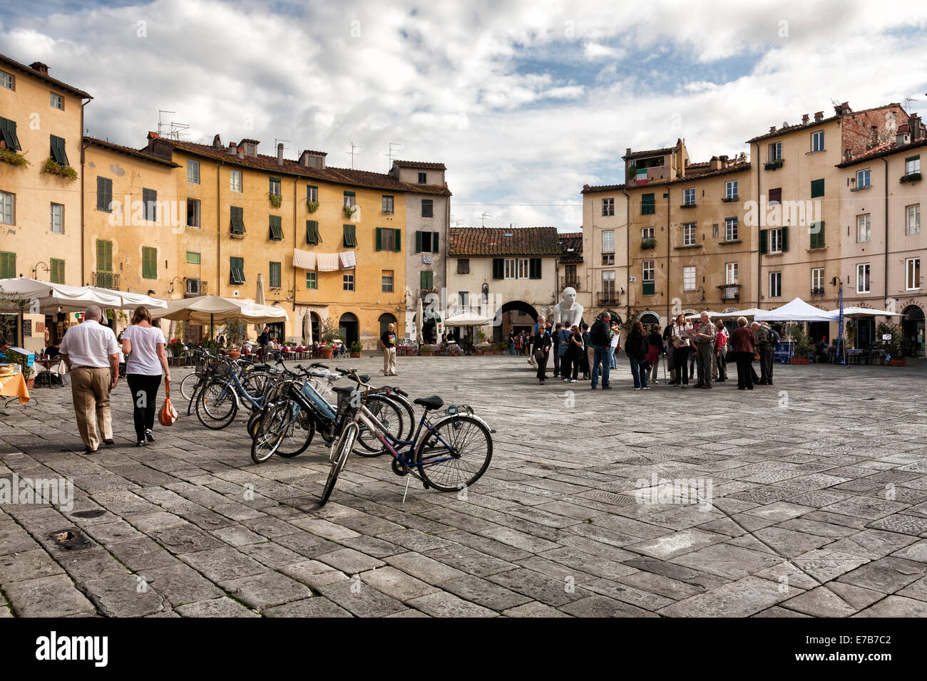 Lucca (Italy) - Piazza dell'Anfiteatro Stock Photo - Alamy