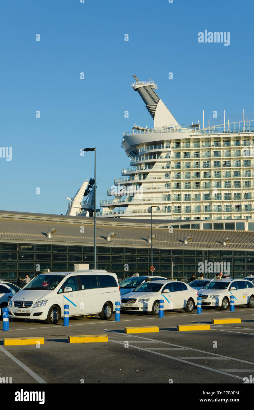 MS Oasis of the seas, sea, world's largest cruise ship in the harbour ...