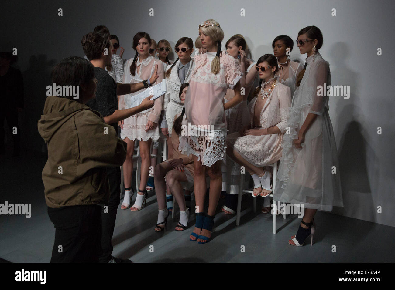 Group models walking runway hi-res stock photography and images - Alamy