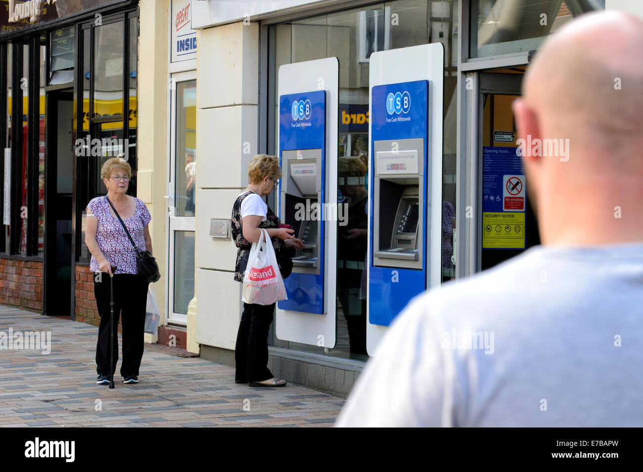 Women using an atm machine hi-res stock photography and images - Alamy