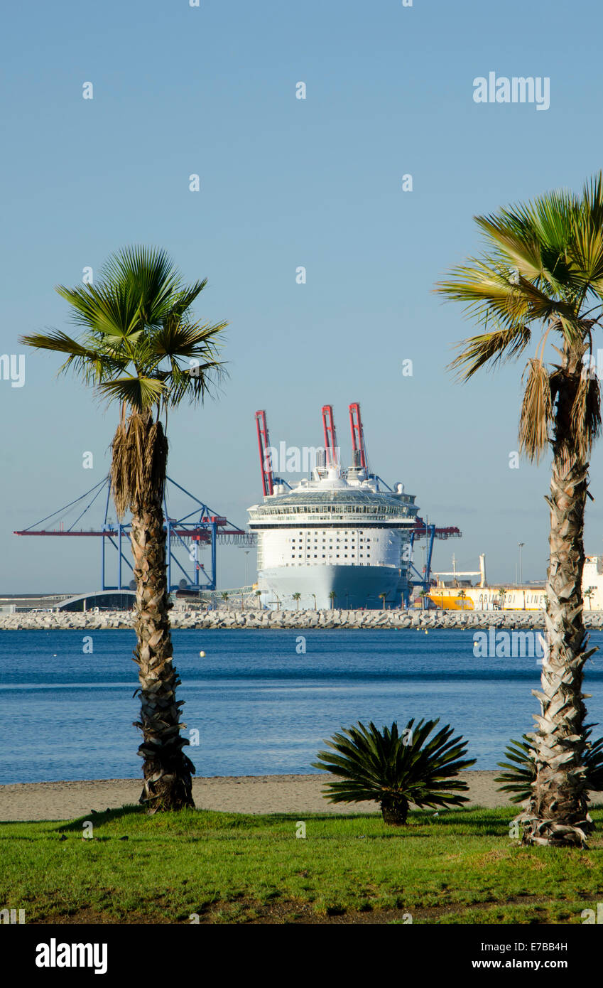 MS Oasis of the seas, sea, world's largest cruise ship in the harbour ...