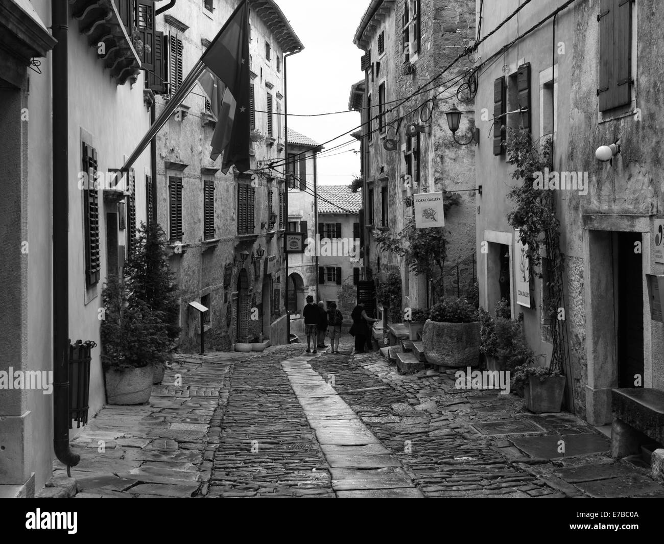 Small passage between houses hi-res stock photography and images - Alamy