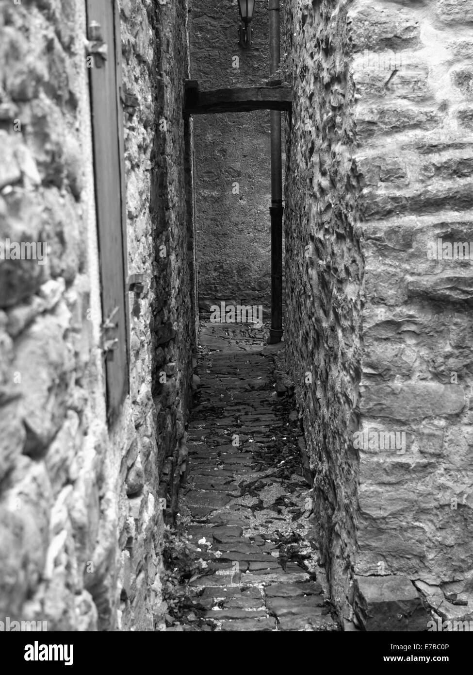 Narrow path between two adjacent houses in Groznjan (Grisignana ...
