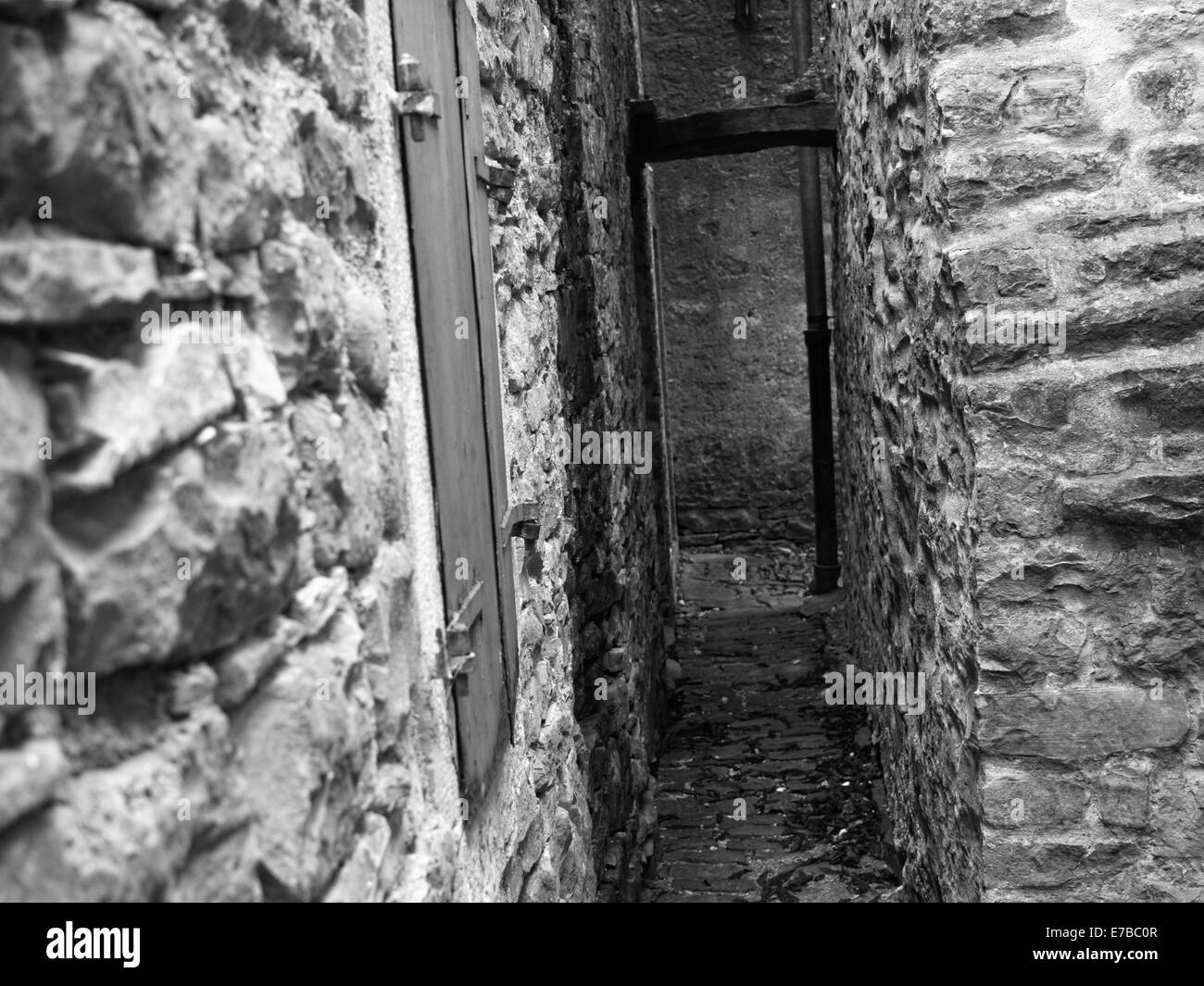 Narrow path between two adjacent houses in Groznjan (Grisignana ...