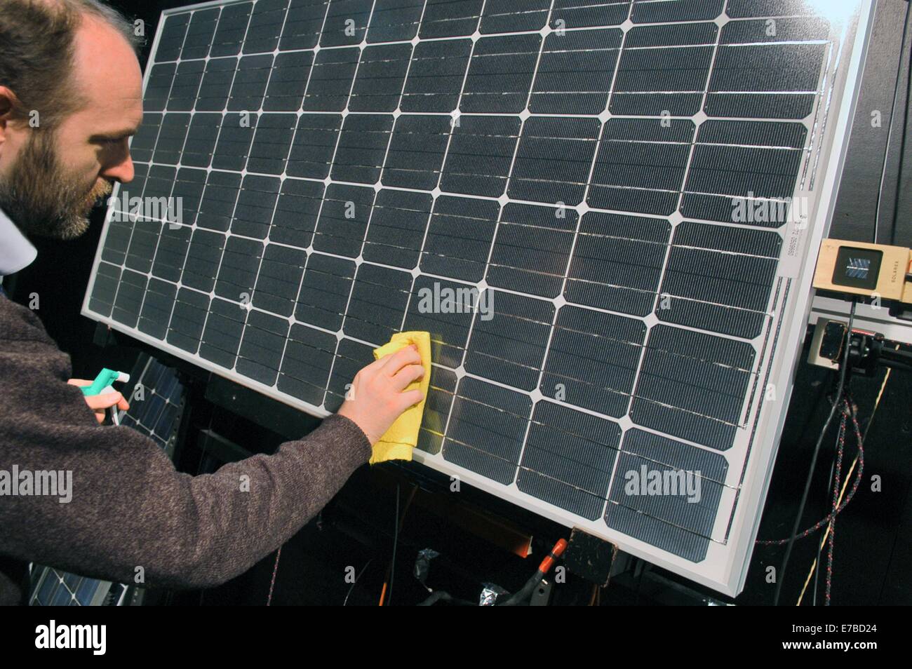 Solar cell scientist hi-res stock photography and images - Alamy