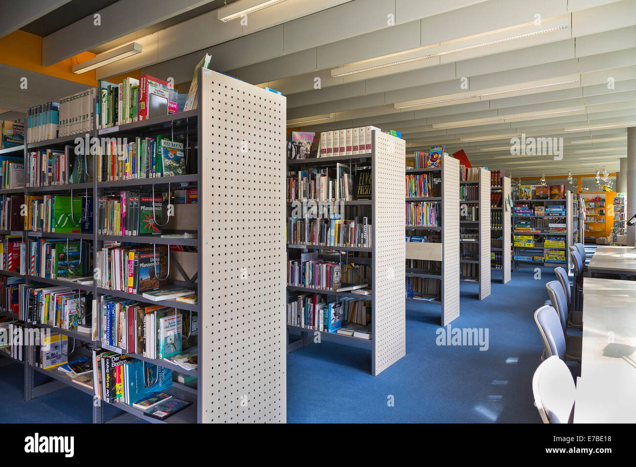 Bookshelves in library hi-res stock photography and images - Alamy