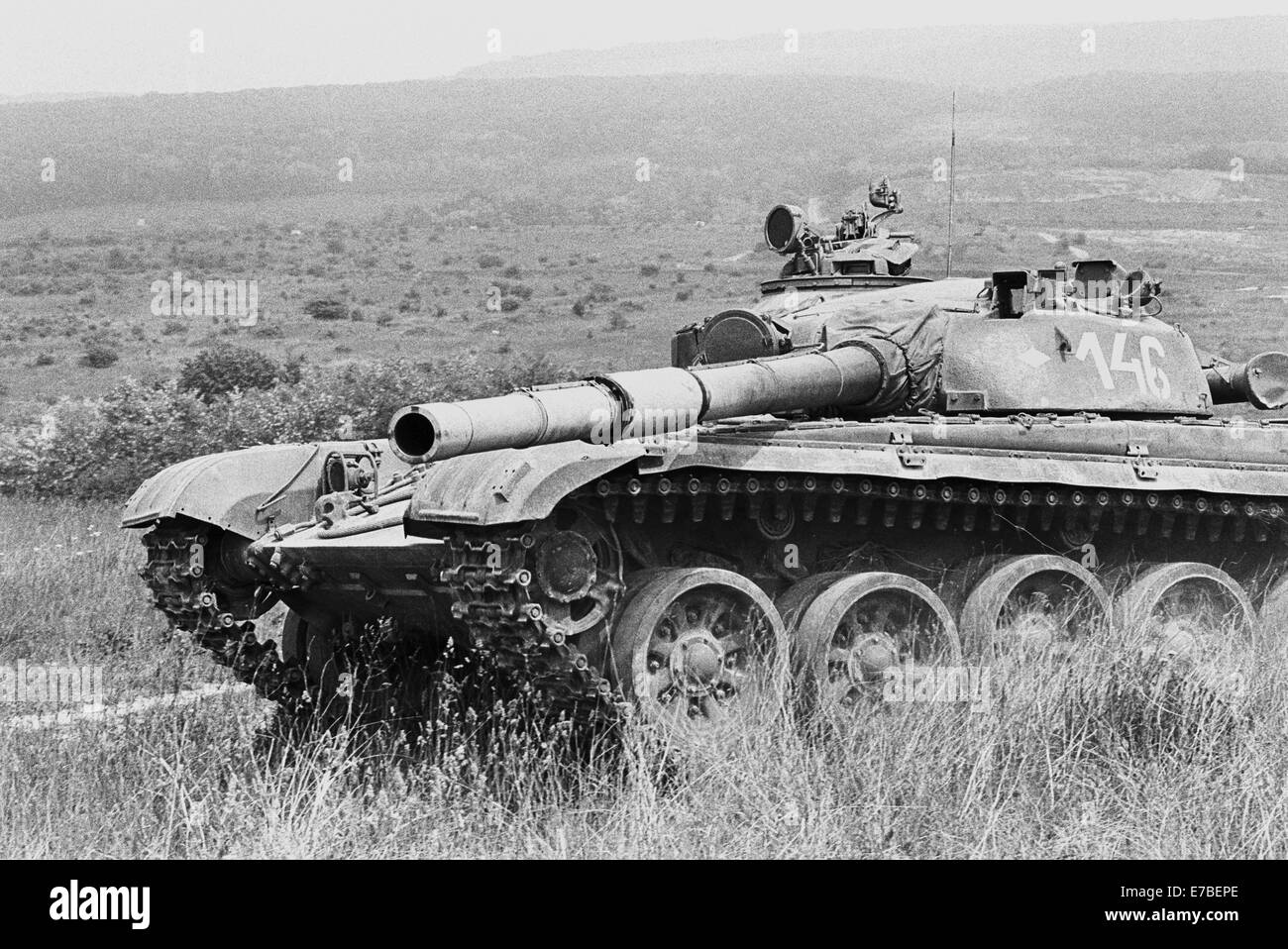 Hungarian army, armored brigade of Tata, Soviet built T 72 tanks (may ...