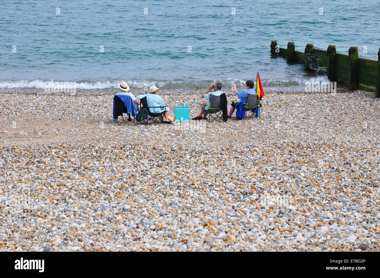 People sitting by the sea hi-res stock photography and images - Alamy