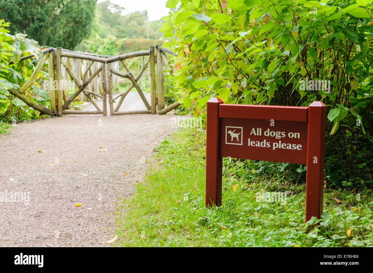 Please keep to the path sign hi-res stock photography and images - Alamy