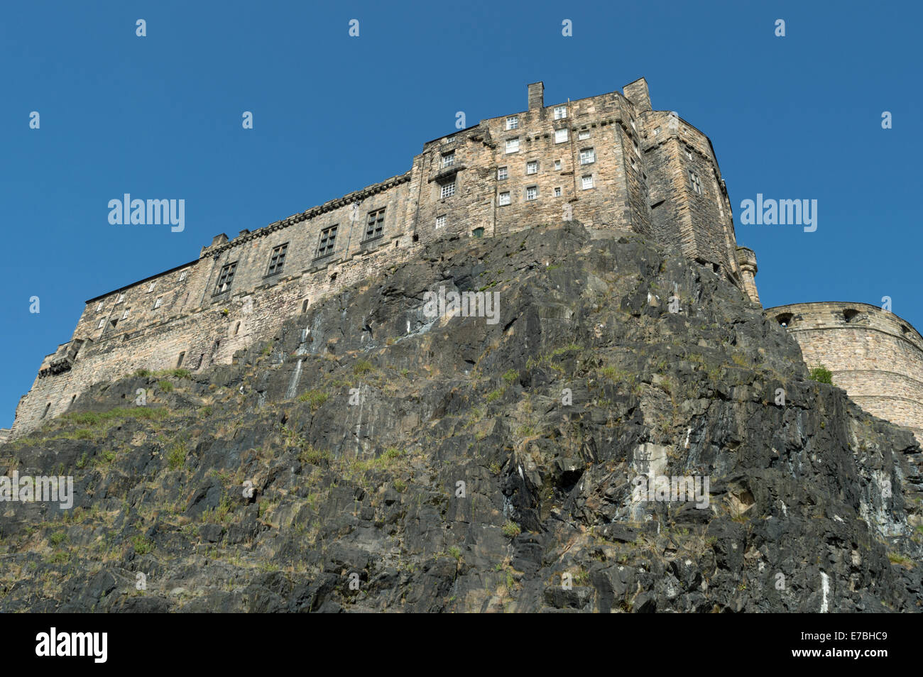 Steep rocky cliffs at the back of Edinburgh Castle Stock Photo - Alamy