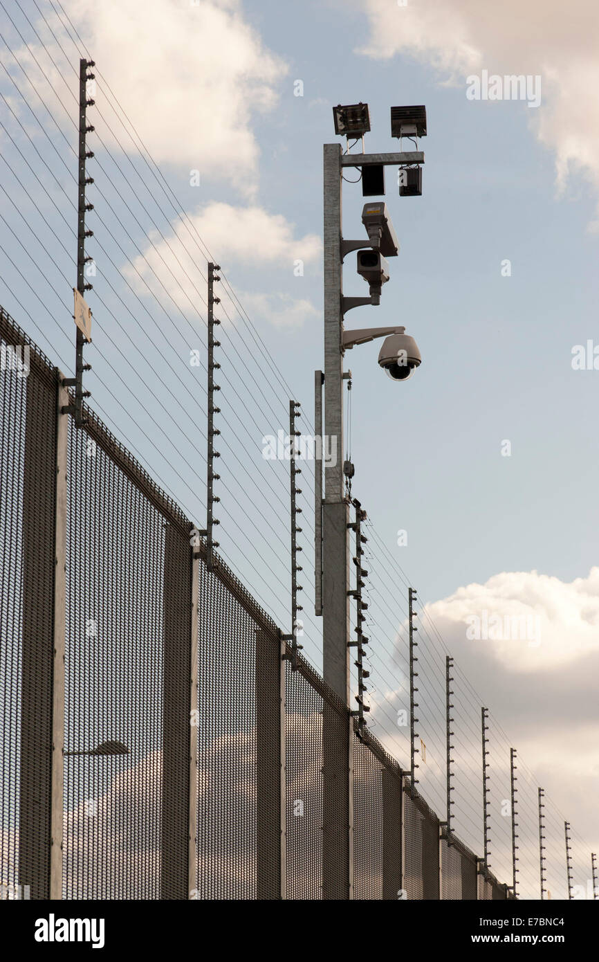 Perimeter fence security hi-res stock photography and images - Alamy