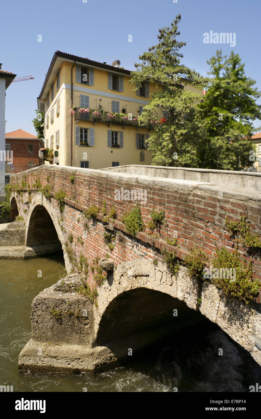 Medieval arched stone bridge hi-res stock photography and images - Alamy