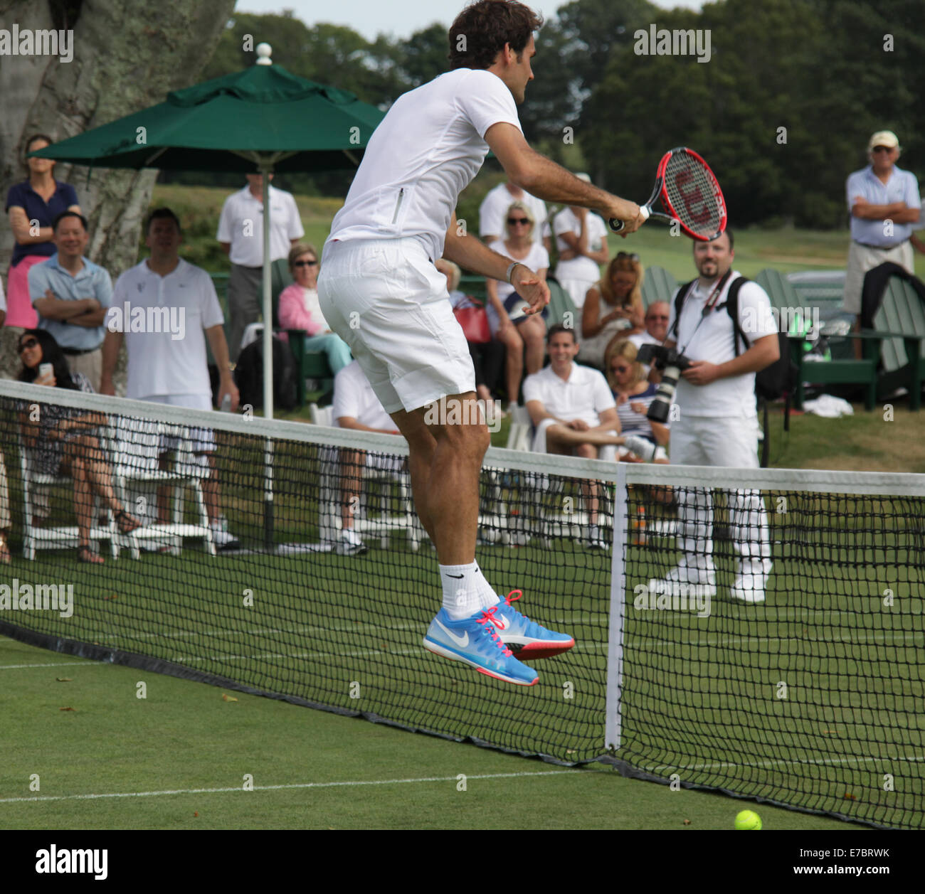 Roger federer playing on grass hi-res stock photography and images - Alamy
