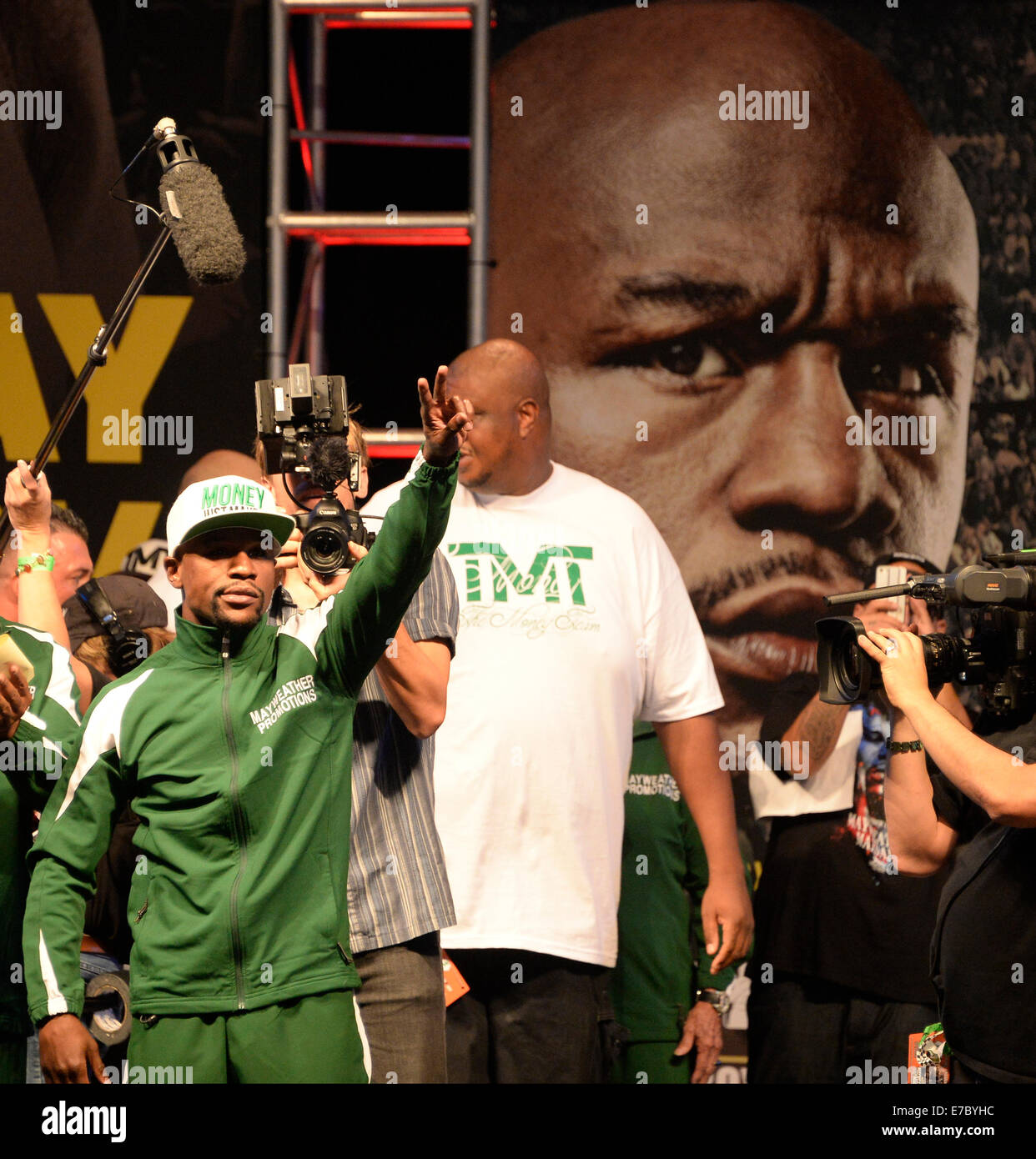 Mgm grand boxing crowd hi-res stock photography and images - Alamy