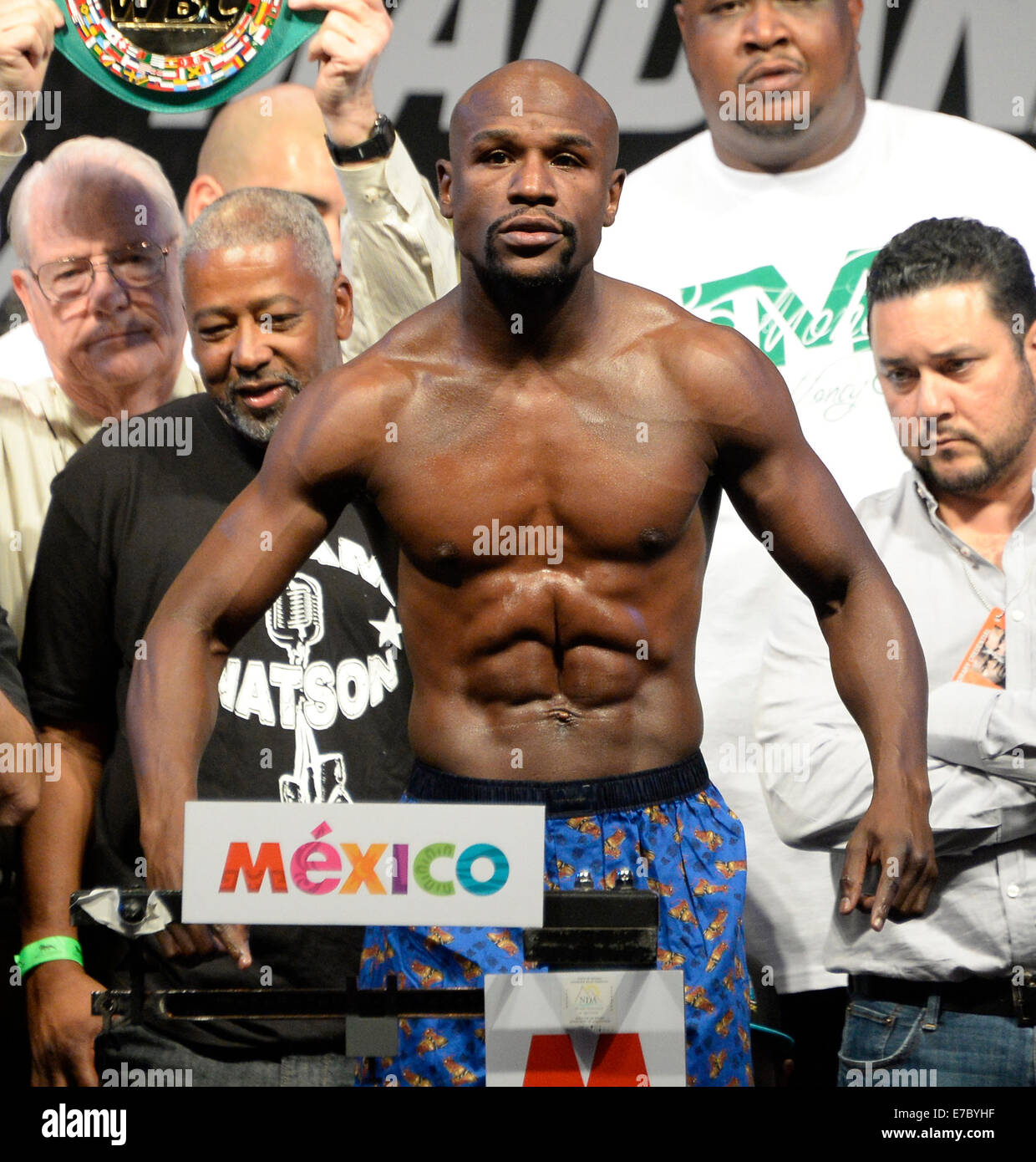 Mgm grand boxing crowd hi-res stock photography and images - Alamy