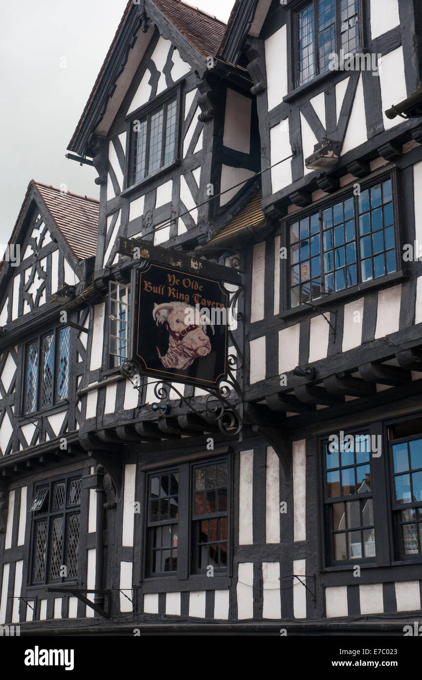 Tudor inn hi-res stock photography and images - Alamy