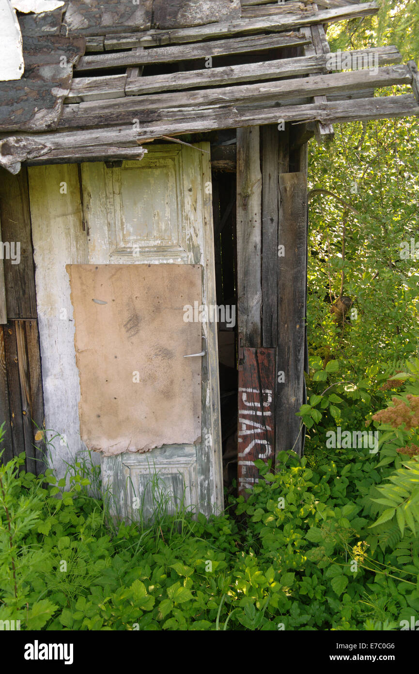 old ruined hut in a scrub Stock Photo - Alamy