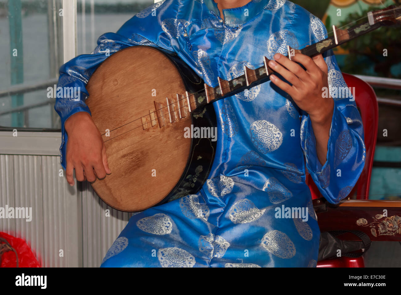 Chinese play musical instruments hi-res stock photography and images ...