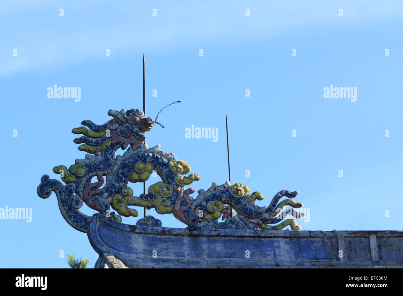 Dragon sculpture on the roof Stock Photo - Alamy