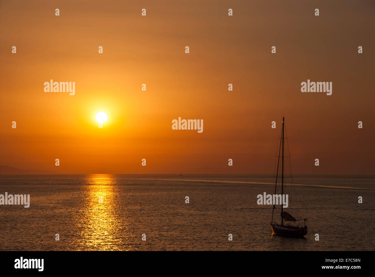 Golden sunset going down boat hi-res stock photography and images - Alamy