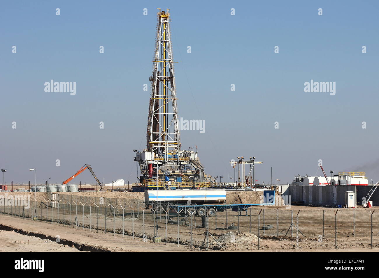 Onshore oil rig hi-res stock photography and images - Alamy
