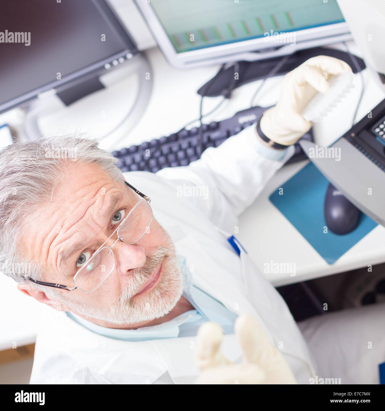 Life scientist researching in the laboratory Stock Photo - Alamy