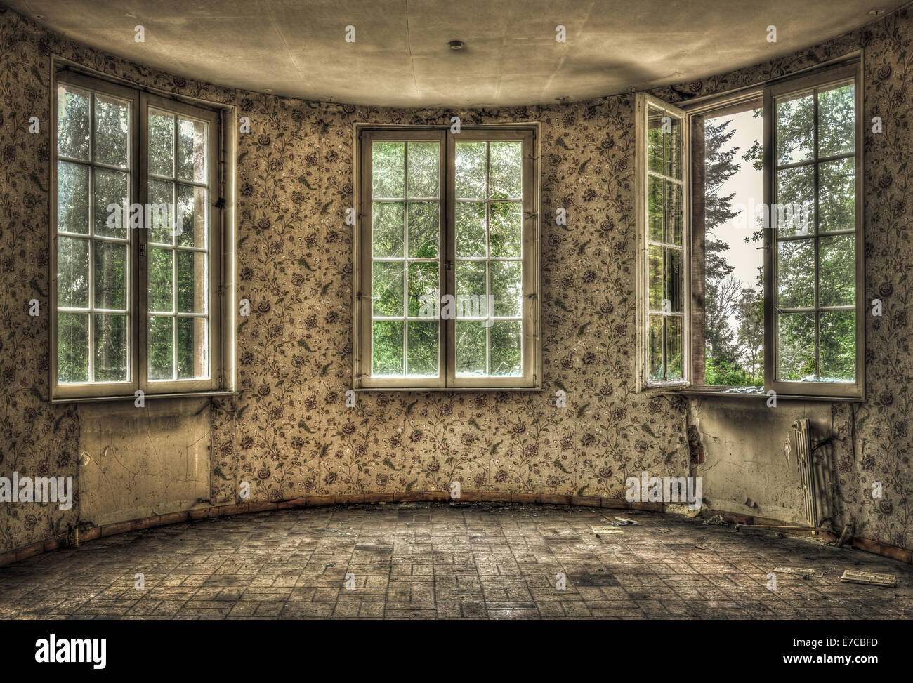 Dilapidated living room in an abandoned house Stock Photo - Alamy