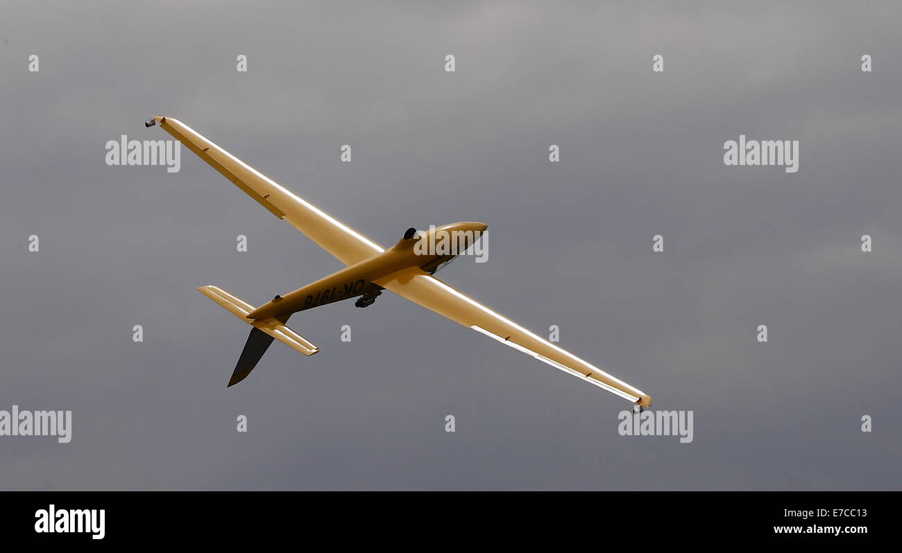 Glider inverted hi-res stock photography and images - Alamy