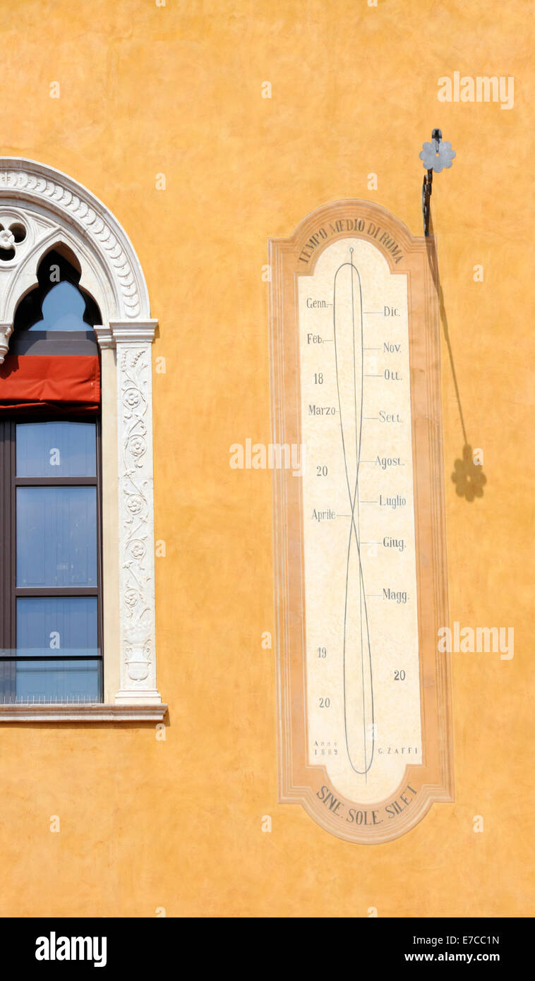 Architectural sun dial hi-res stock photography and images - Alamy