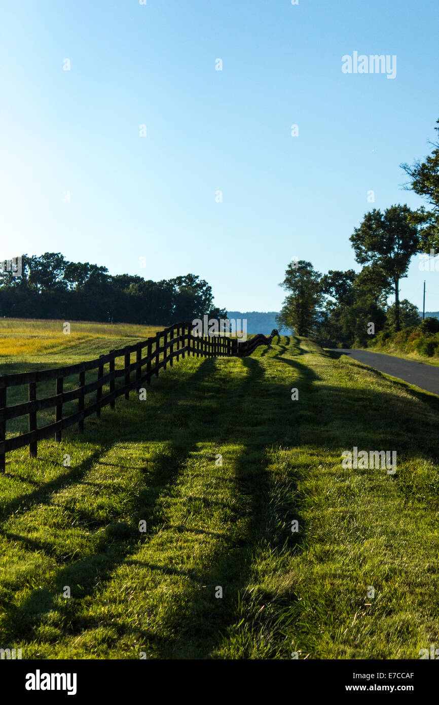 Rural fenceline hi-res stock photography and images - Alamy