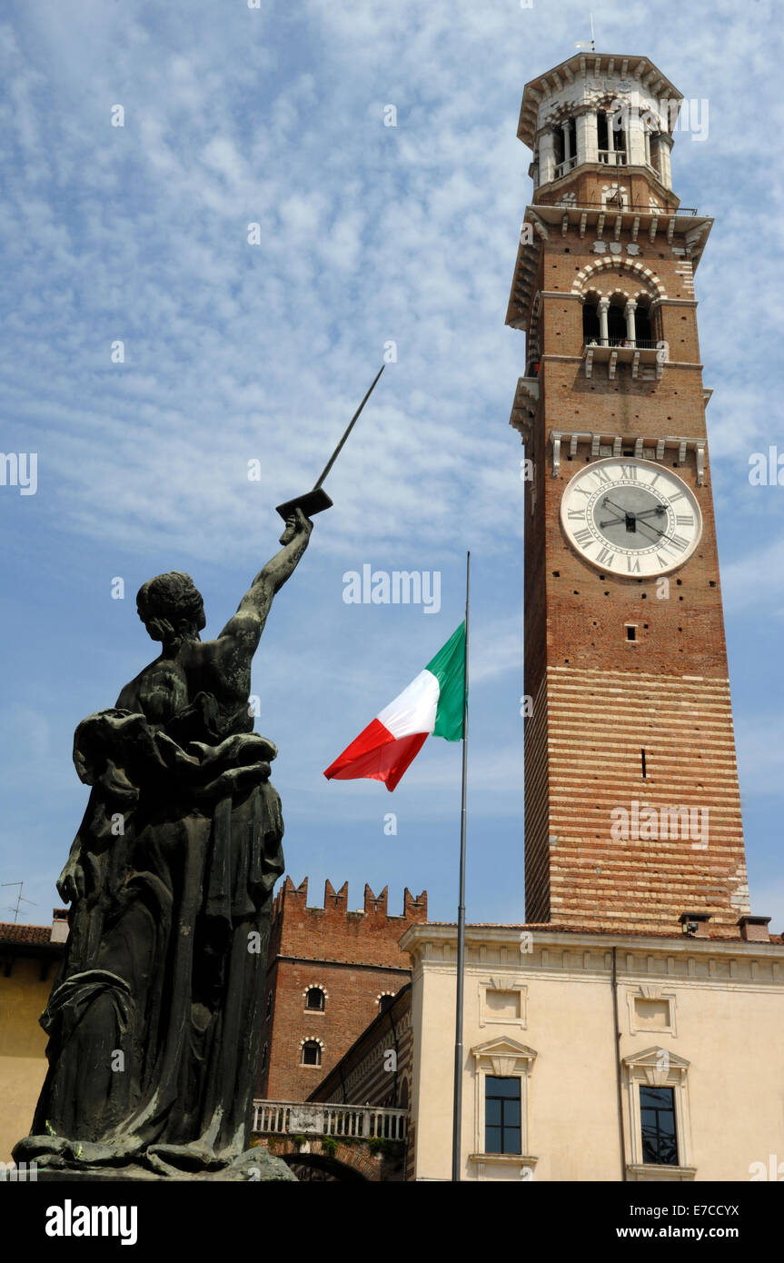 Torre dei Lamberti in Piazza della Erbe, Verona Stock Photo - Alamy
