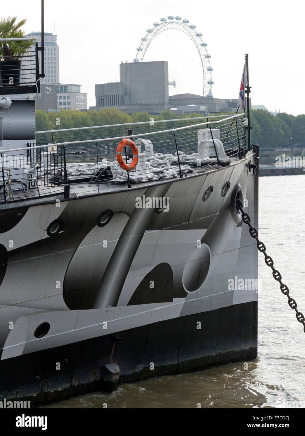 Prow of HMS President painted in 'surreal dazzle' camouflage designed ...